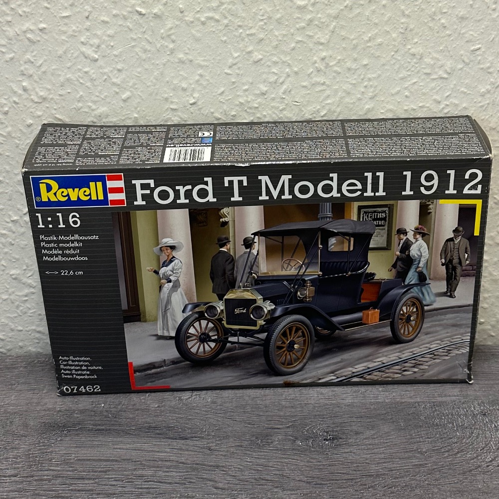 Like New REVELL FORD T MODELL 1912 1:16 MODEL CAR - Own4Less